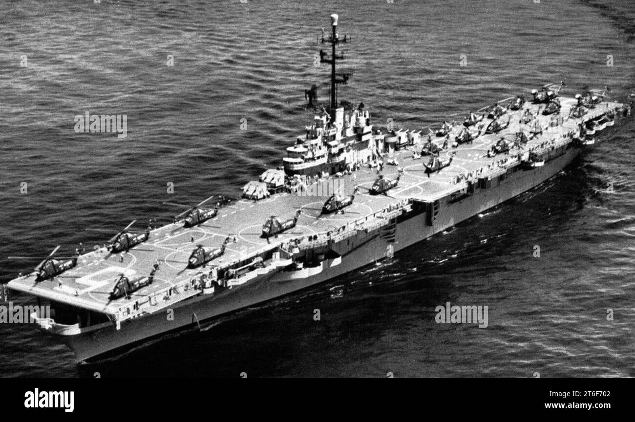 USS Princeton (LPH-5) underway at sea, in 1960 Stock Photo - Alamy
