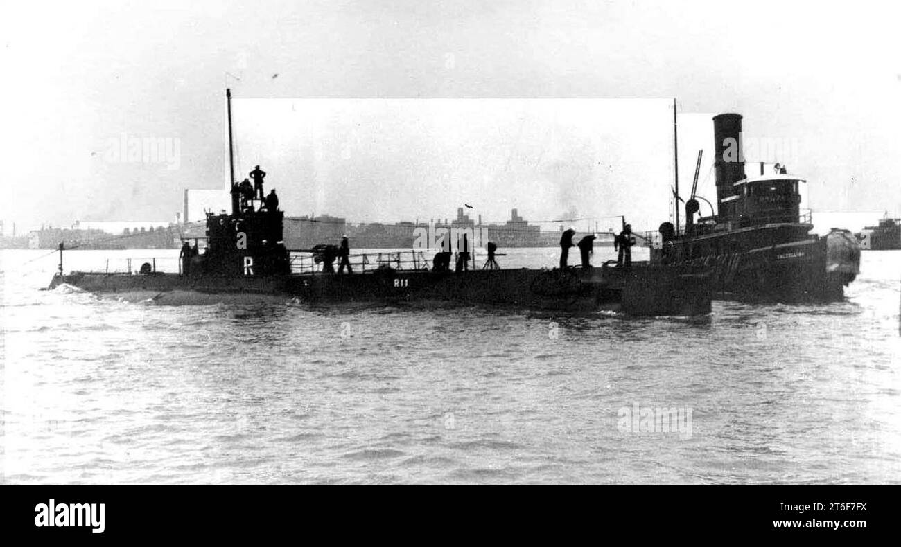 USS R-11 with tug Stock Photo - Alamy