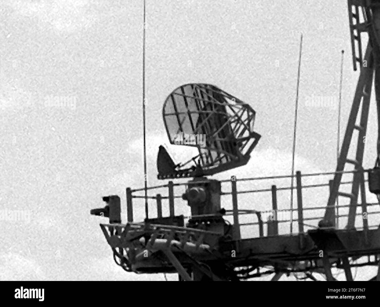 USS Raleigh (LPD-1) SPS-10 radar 2 Stock Photo - Alamy