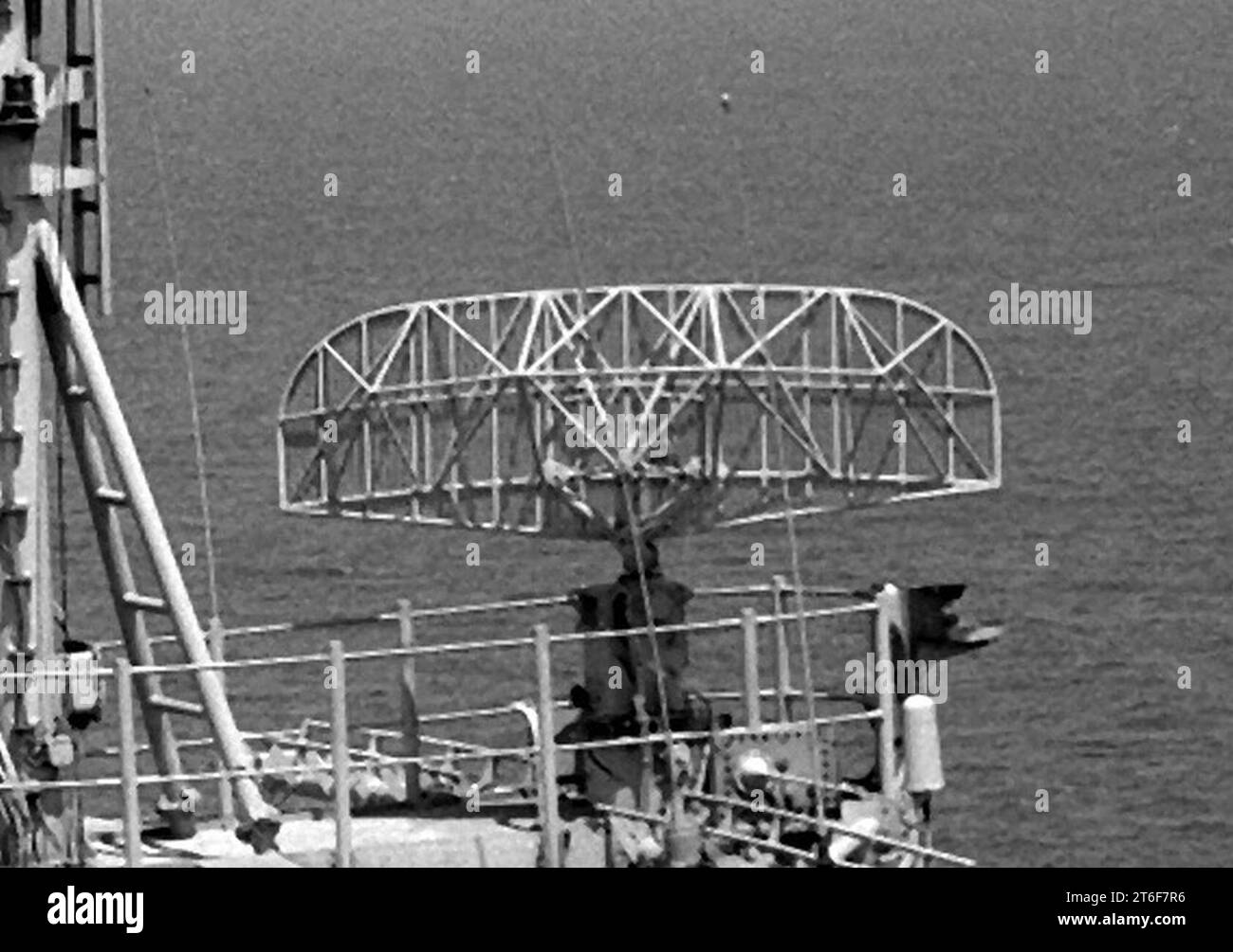 USS Raleigh (LPD-1) SPS-10 radar Stock Photo - Alamy