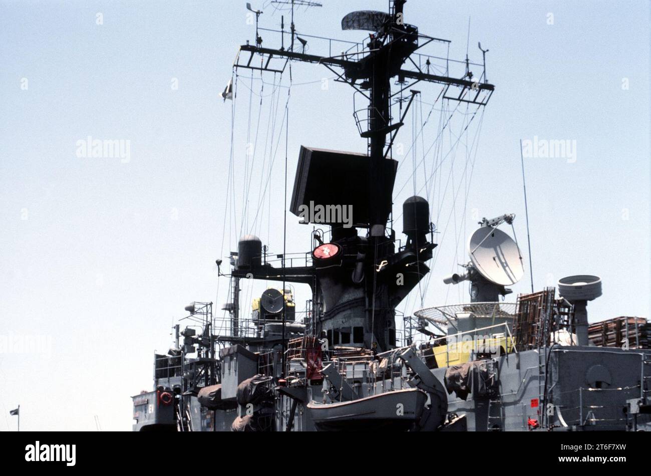 USS Ramsey (FFG-2) radar and electronic equipment Stock Photo - Alamy