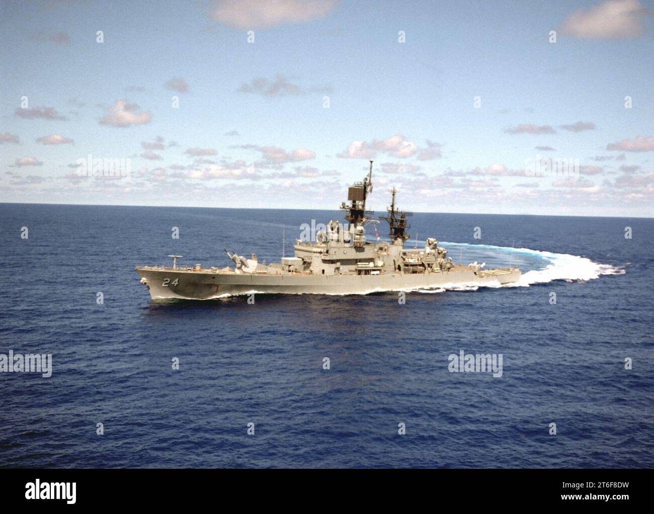 USS Reeves (CG-24) executing a high speed turn on 27 November 1991 ...