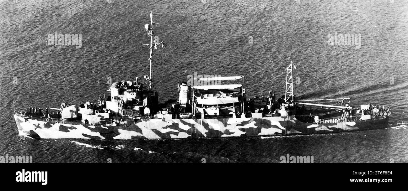 USS Reeves (APD-52) underway on 22 December 1944 (BS 79917 Stock Photo ...