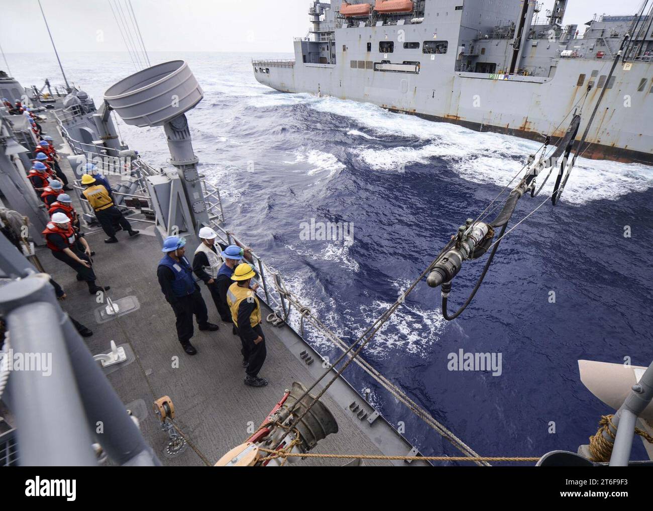 USS Rodney M. Davis conducts a replenishment Stock Photo - Alamy