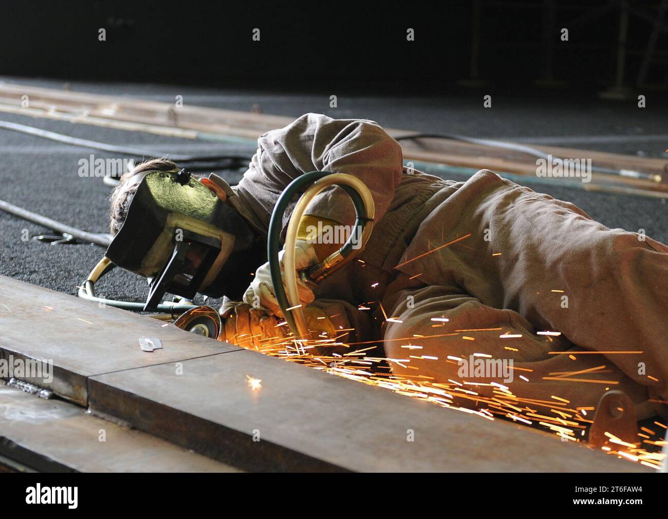 USS Ronald Reagan maintenance 141201 Stock Photo - Alamy