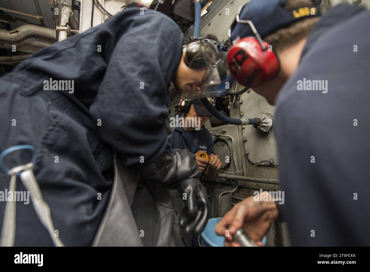USS Rushmore (LSD 47) 151006 Stock Photo - Alamy
