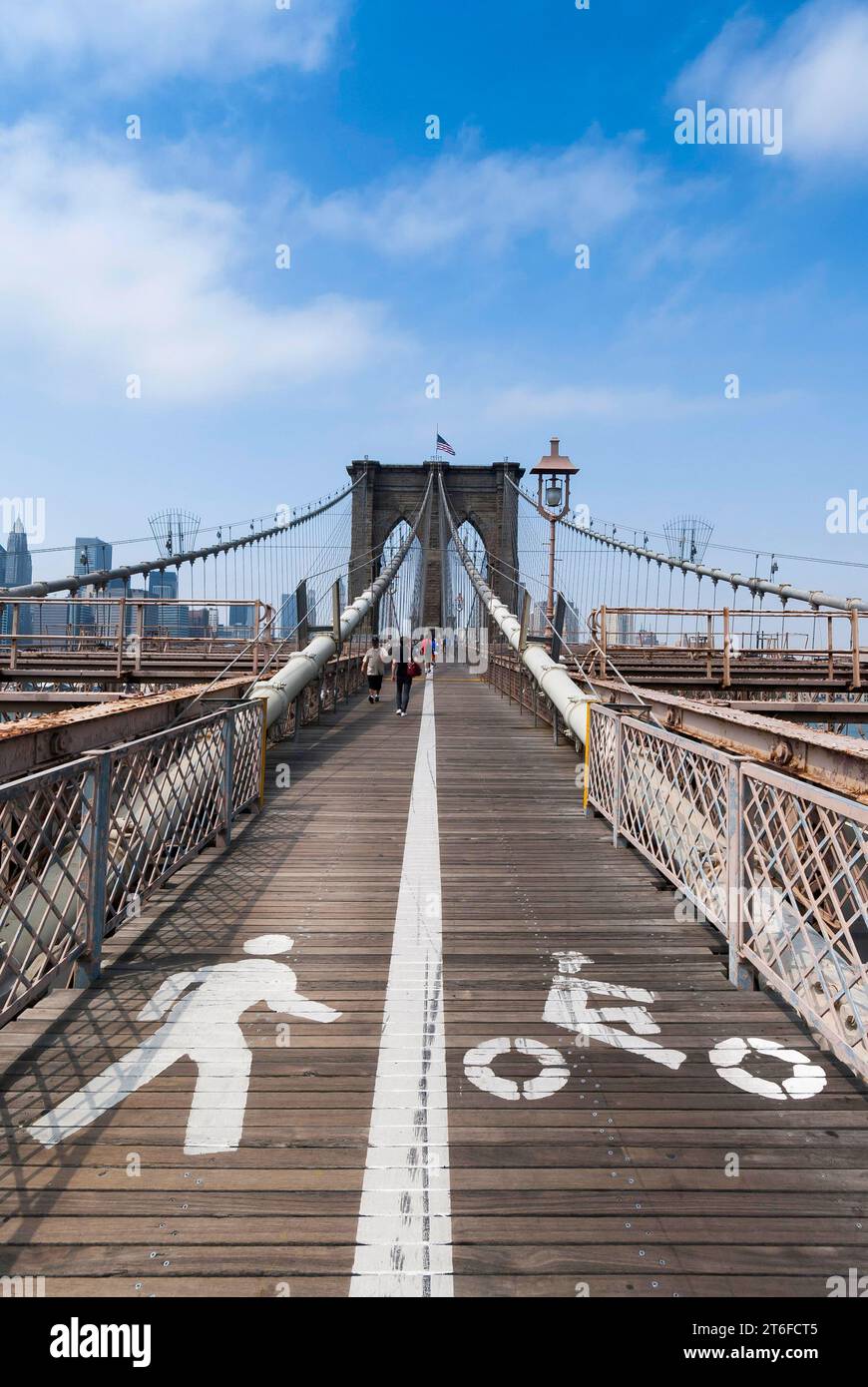 Brooklyn bridge, footpath, crossing, traffic, Manhattan, New York City ...
