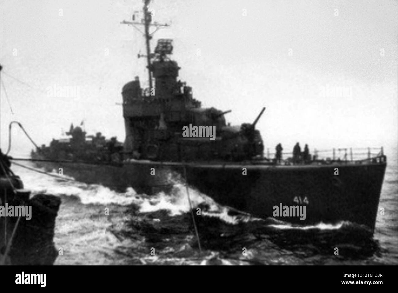 USS Russell (DD-414) bein refueled c1943 Stock Photo - Alamy
