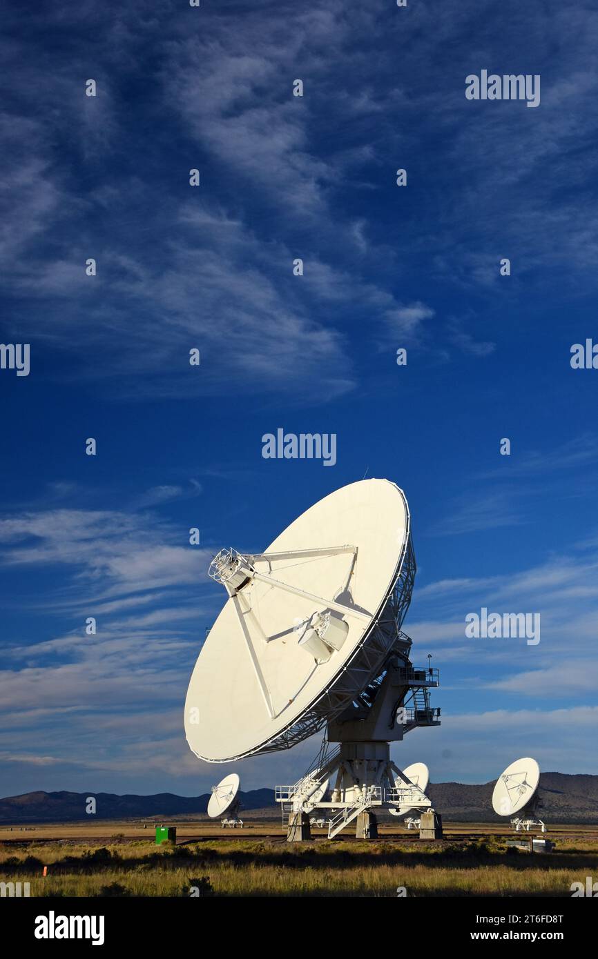 Giant dish antenna hi-res stock photography and images - Alamy