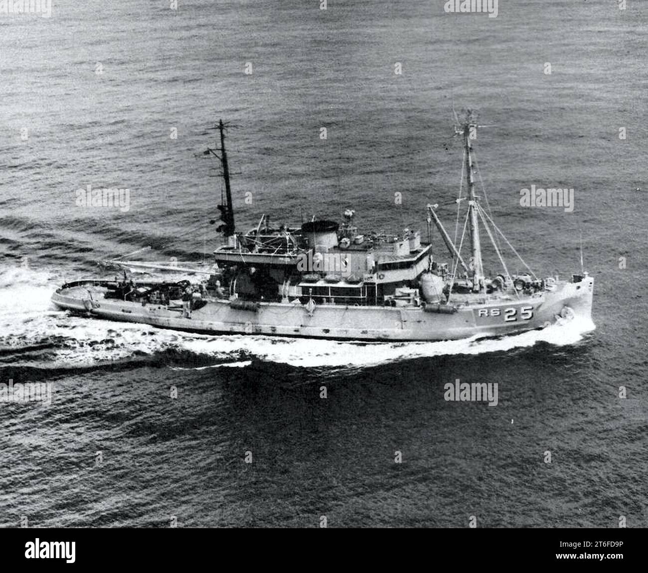 USS Safeguard (ARS-25) underway at sea, circa in 1979 Stock Photo - Alamy