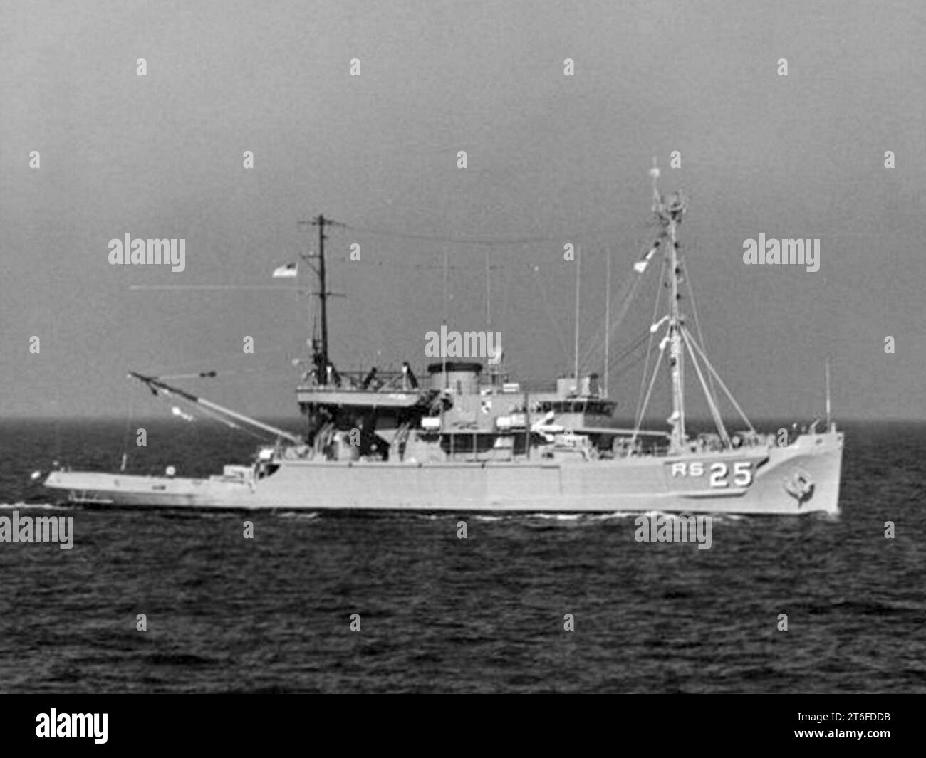 USS Safeguard (ARS-25) underway, circa in the 1970s Stock Photo - Alamy