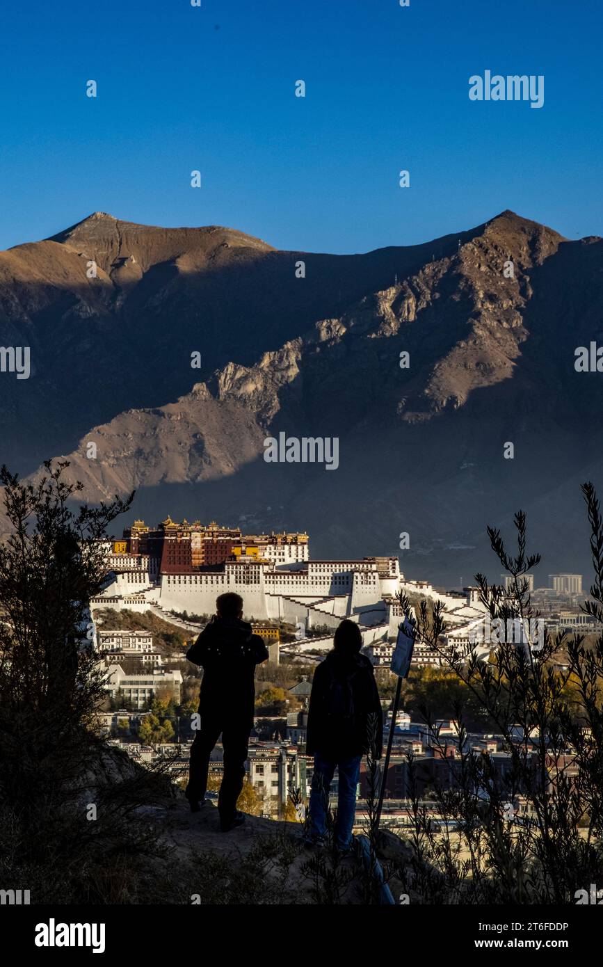 Lhasa, China's Xizang Autonomous Region. 10th Nov, 2023. Tourists enjoy ...