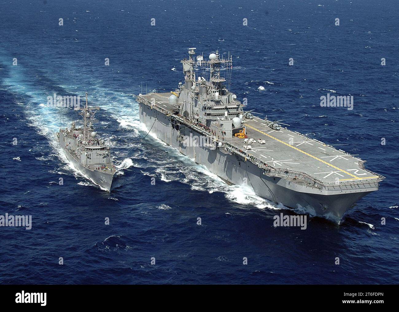 USS Saipan (LHA 2) unreps with USS Simpson (FFG 56 Stock Photo - Alamy