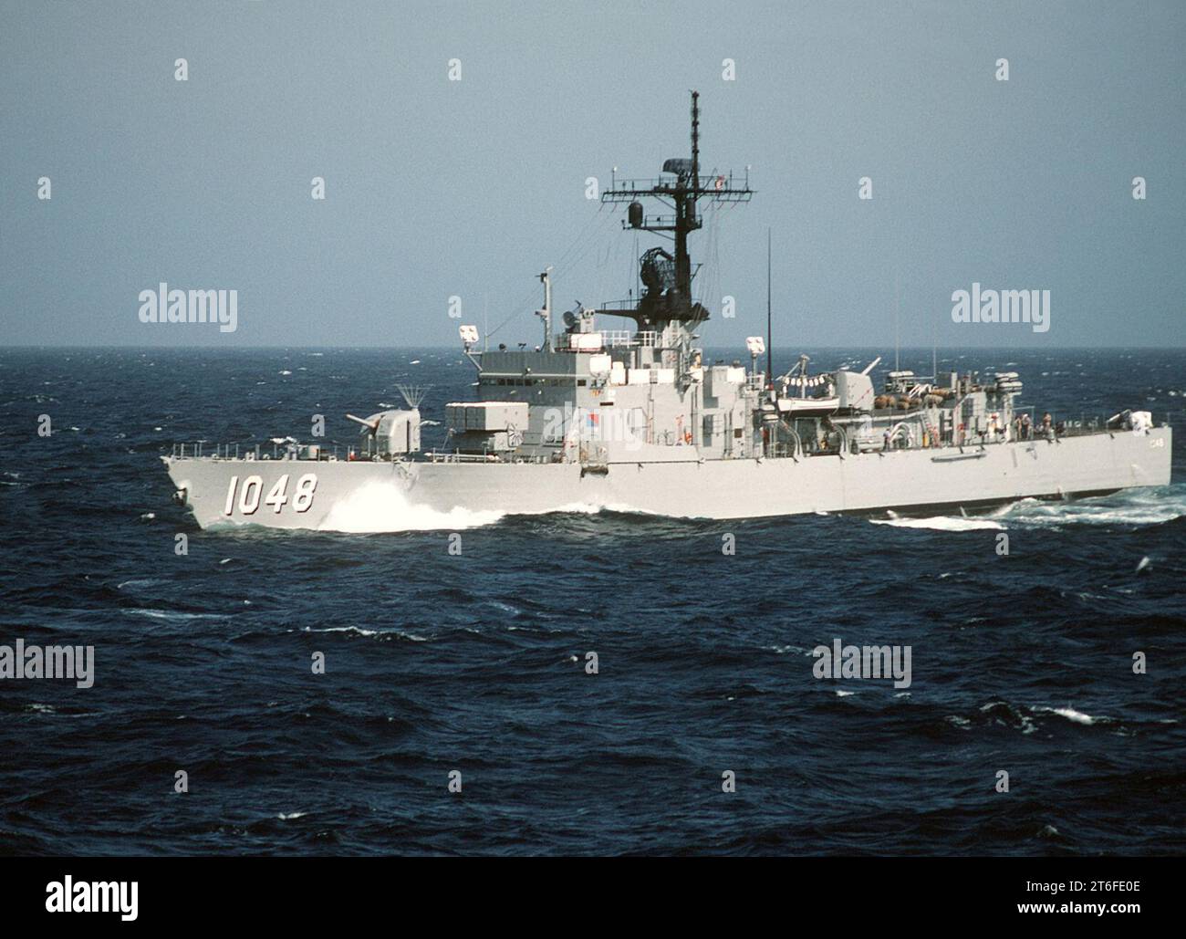 USS Sample (FF-1048) underway at sea on 1 July 1986 (6421927 Stock ...