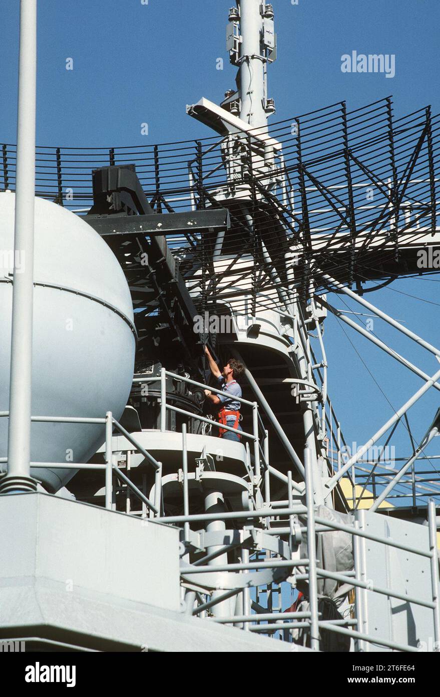 USS Samuel B. Roberts (FFG 58) radar inspection Stock Photo - Alamy