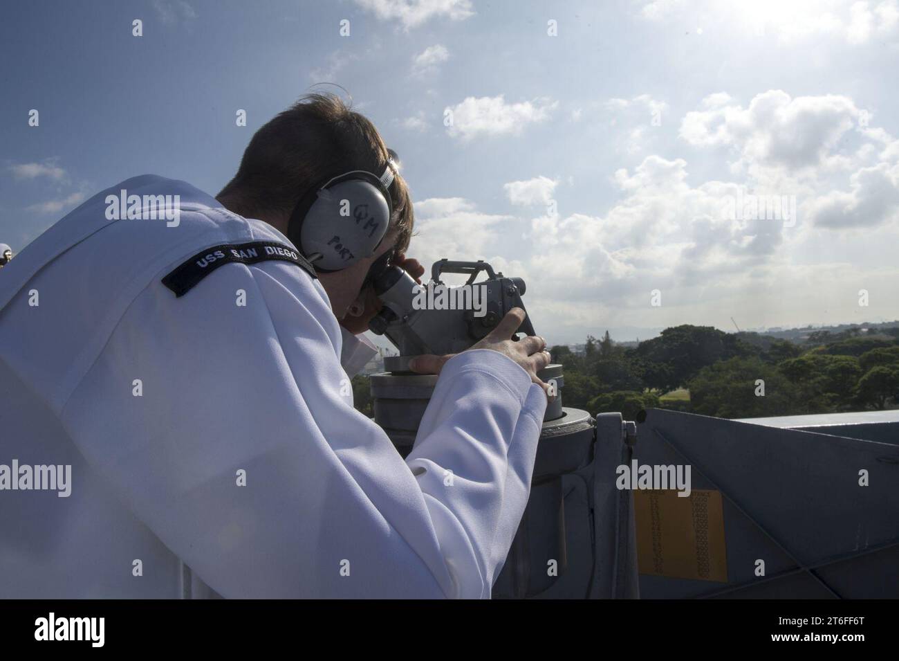 USS San Diego departs Pearl Harbor 150218 Stock Photo - Alamy