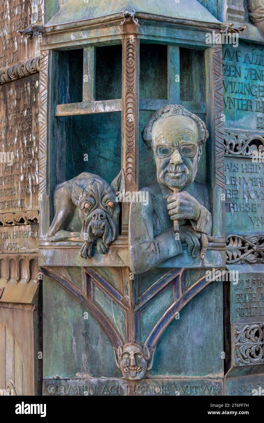 Detail of the fountain figure Gothic oriel with masked Oberle-Seppl at ...