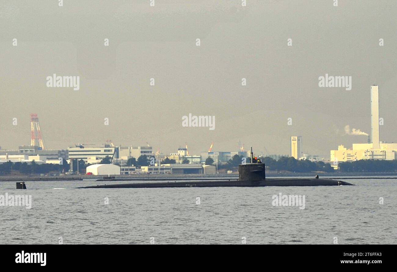 USS San Fransisco departs Tokyo Bay 150116 Stock Photo - Alamy