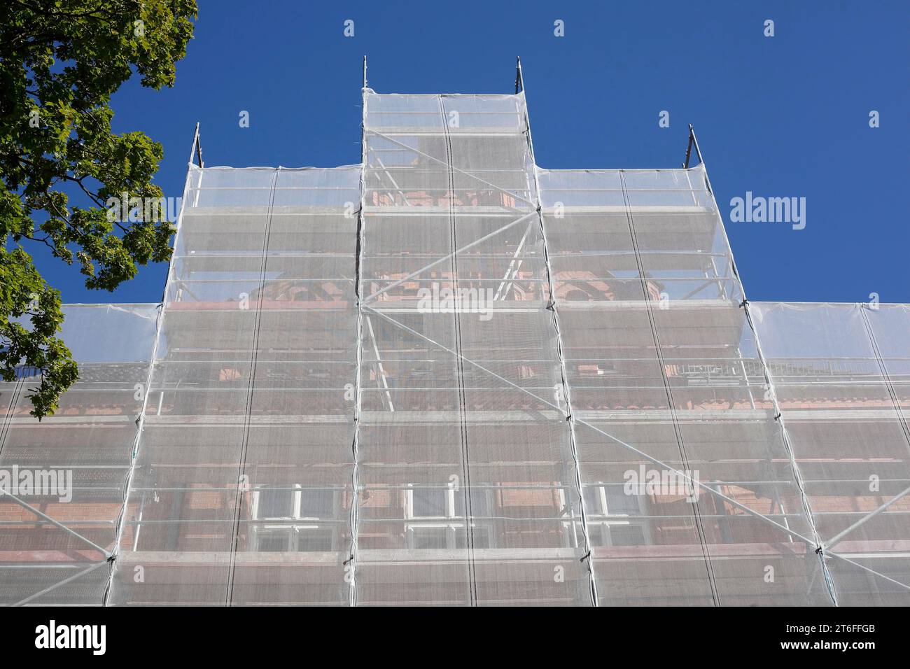 Tarpaulin, building site, scaffolding, old roof gable, house facade ...