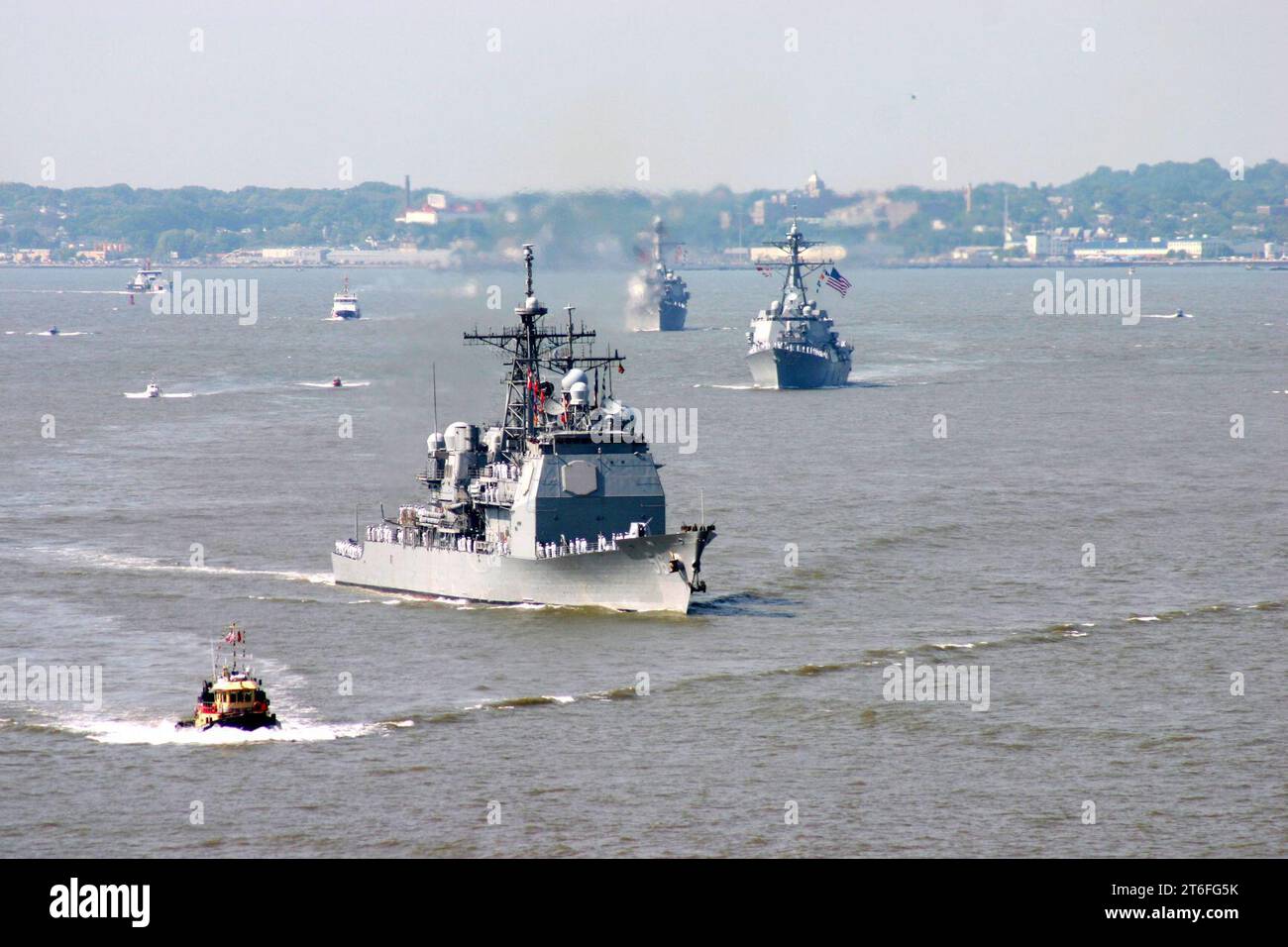 USS San Jacinto (CG-56) Parade of Ships Stock Photo - Alamy