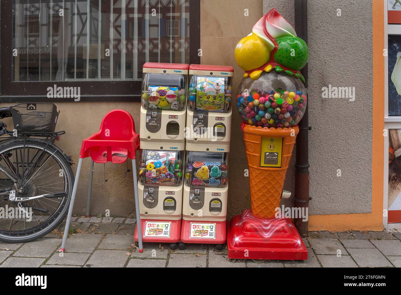 Candy vending machine hi-res stock photography and images - Alamy