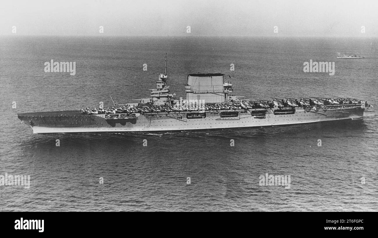 USS Saratoga (CV-3) and USS Tracy (DD-214) at sea, circa 1928 Stock ...