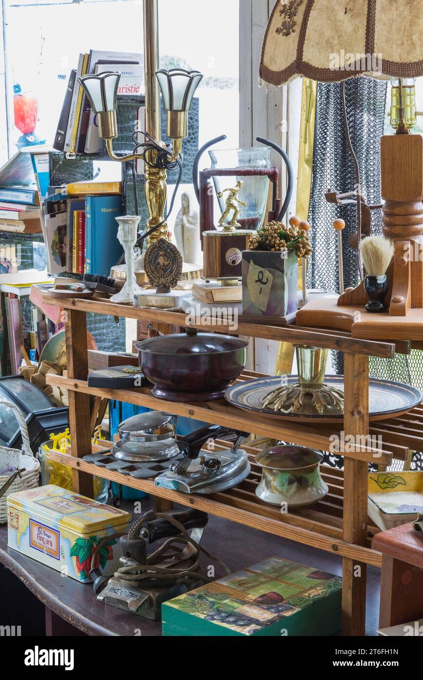 Antique shop interior shelves hi-res stock photography and images - Alamy