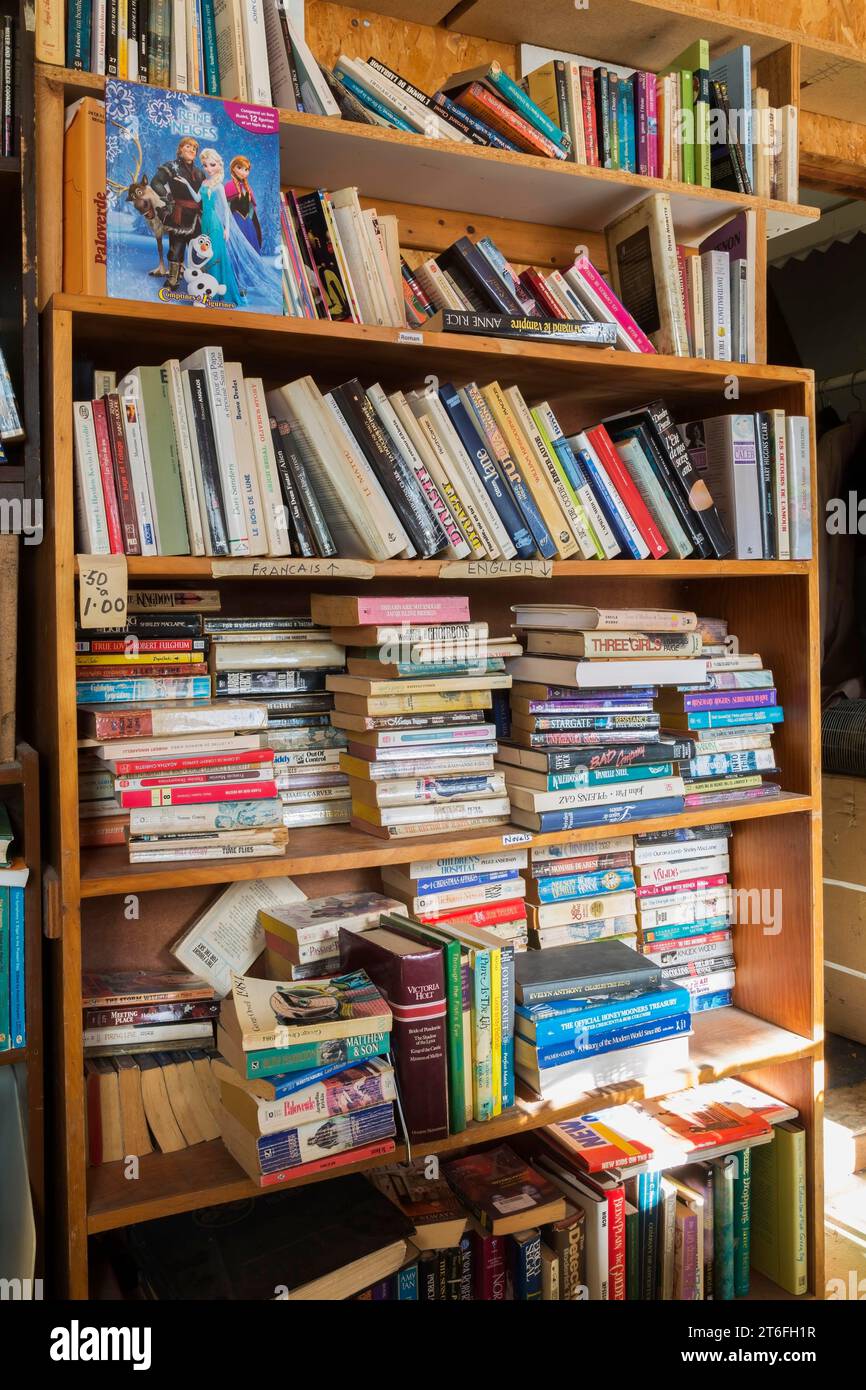Antique bookcase hi-res stock photography and images - Alamy