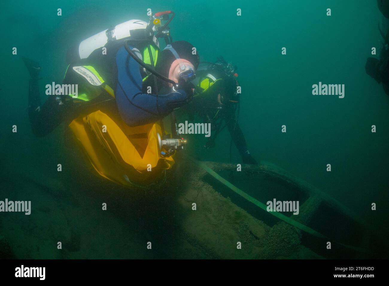 Car recovery of the fire divers on Lake Attersee using a lifting ...