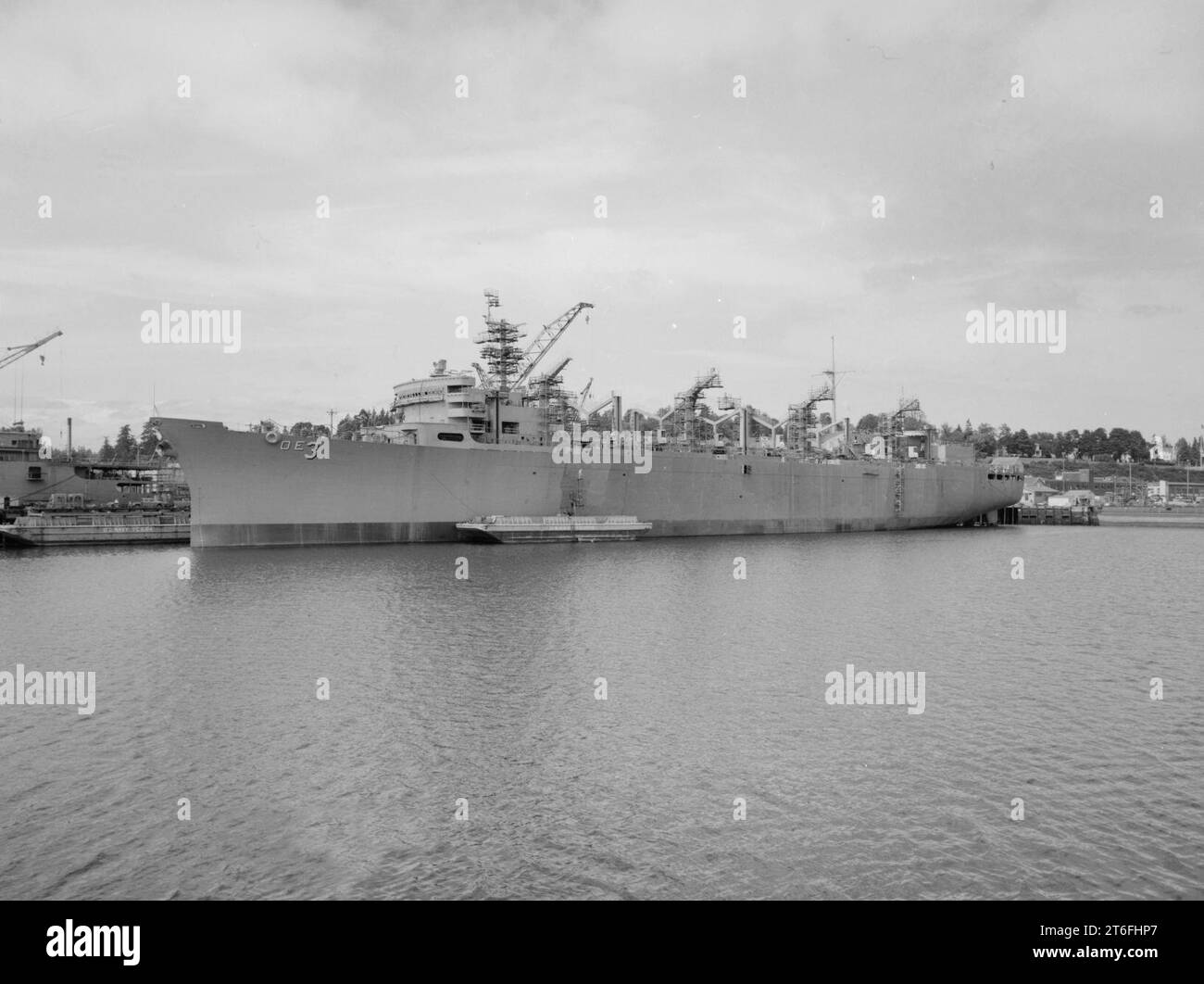USS Seattle (AOE-3) fitting out at the Puget Sound Naval Shipyard in ...