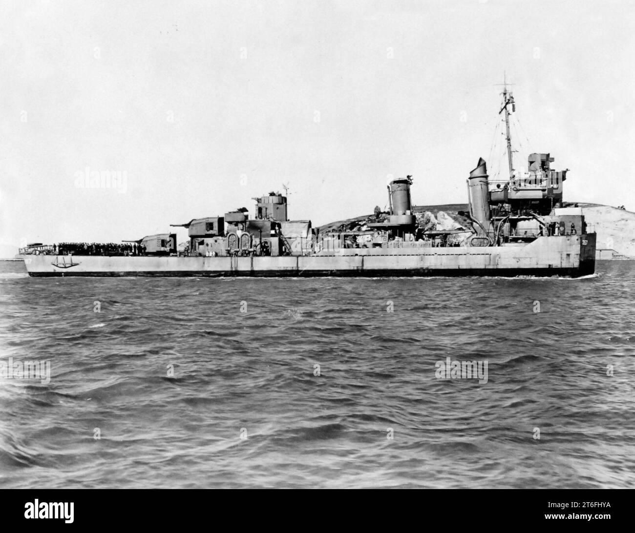 USS Selfridge (DD-357) fitted with temporary bow, 24 January 1944 Stock ...