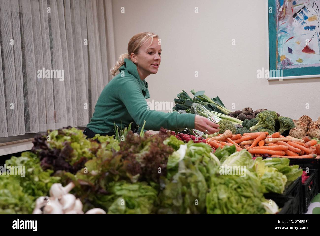 Helferin Doreen Killian richtet die Tische mit den Lebensmitteln ein ...