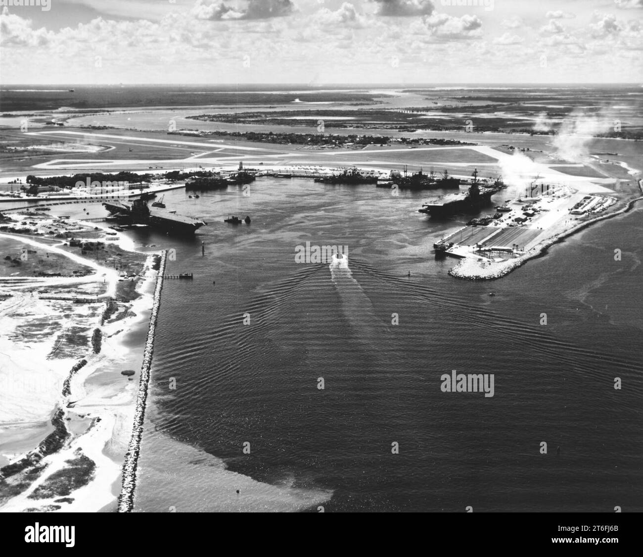 USS Shangri-La (CVA-38) and USS Franklin D. Roosevelt (CVA-42) at Naval ...