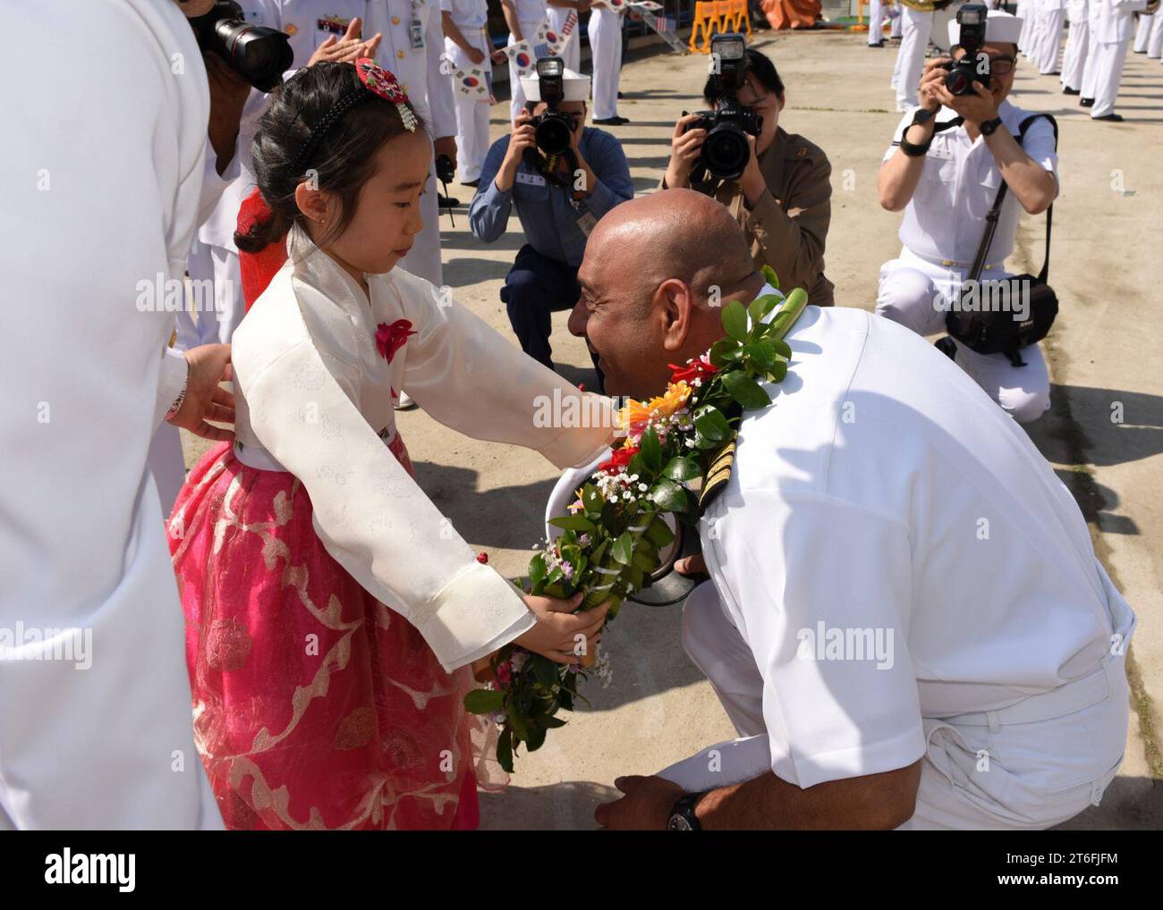 USS Shiloh action 150504 Stock Photo - Alamy