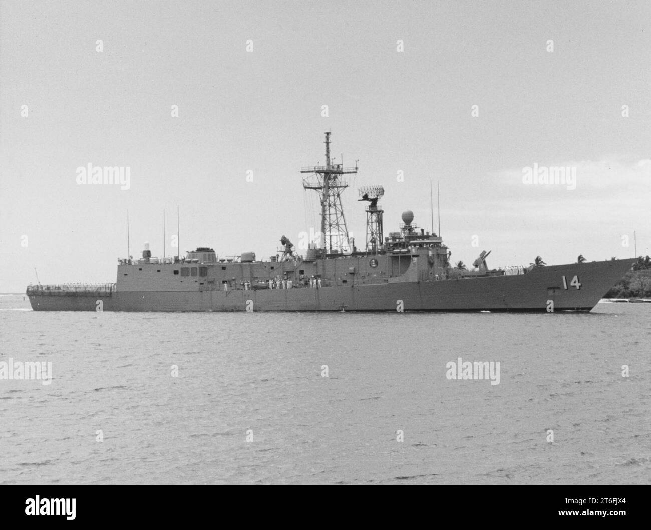 USS Sides (FFG-14) entering Pearl Harbor in February 1988 Stock Photo ...