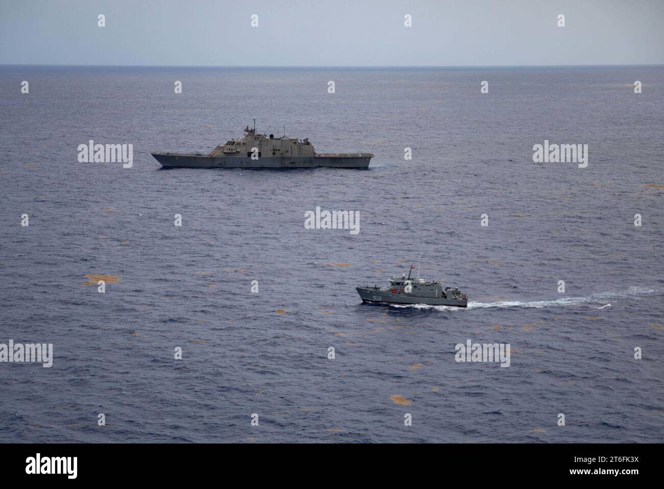 USS Sioux City (LCS 11) and Dominican Republic patrol vessel Betelgeuse ...