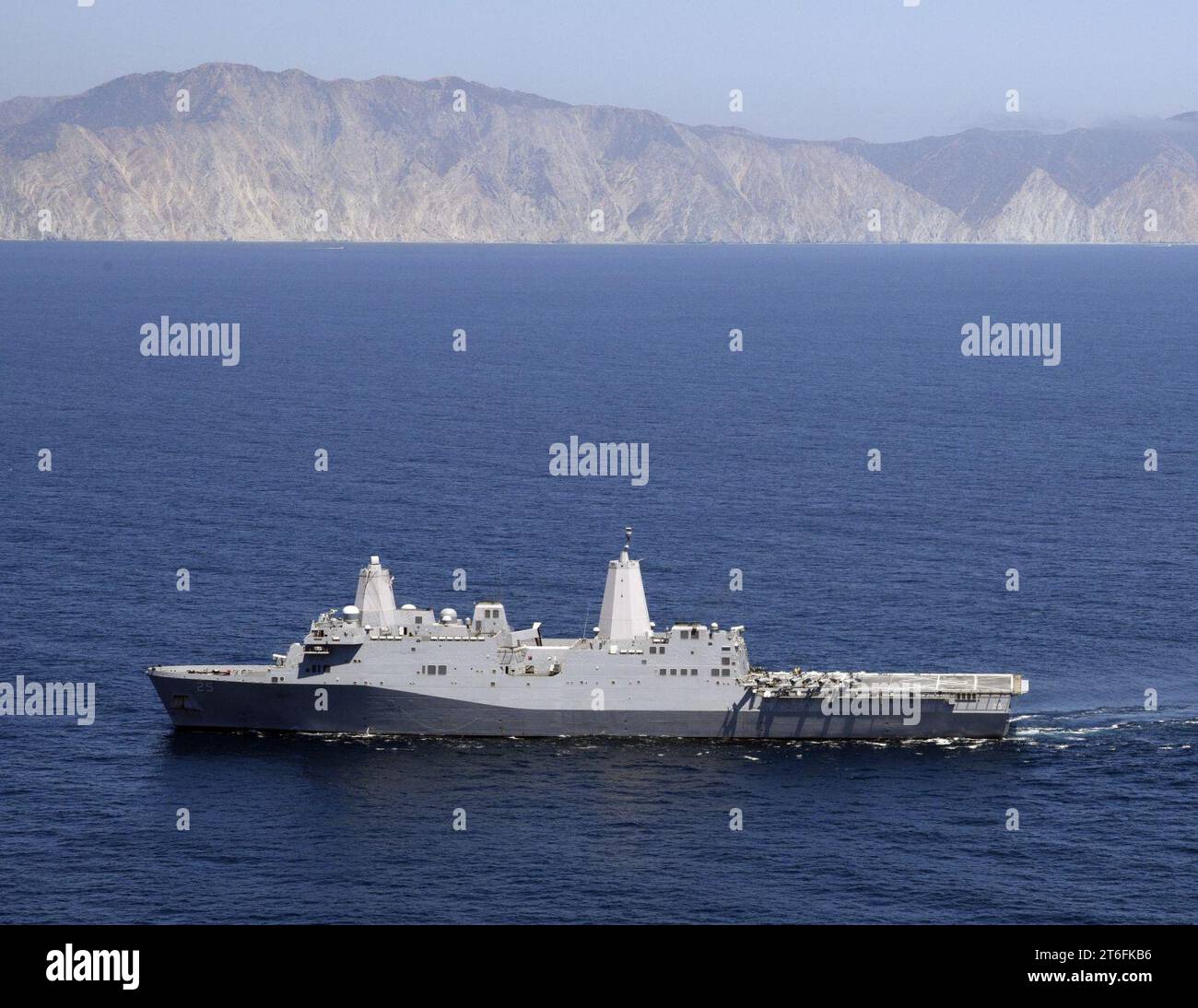 USS Somerset transits the Pacific Ocean. (28580101294 Stock Photo - Alamy