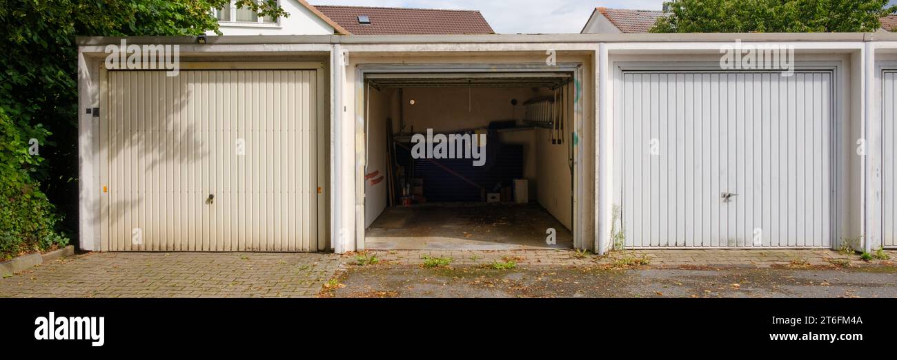 Open garages hi-res stock photography and images - Alamy