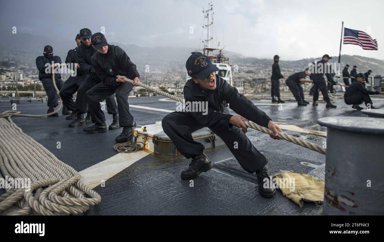 USS STOUT (DDG 55) DEPLOYMENT 2016 161104 Stock Photo - Alamy