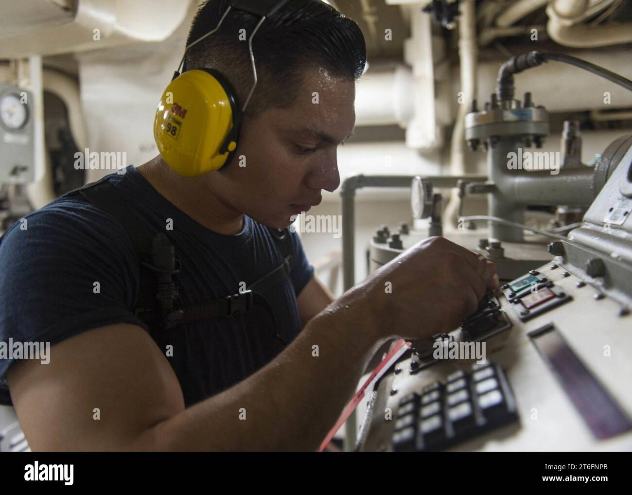 USS STOUT (DDG 55) ENGINEERING DEPARTMENT 160707 Stock Photo - Alamy