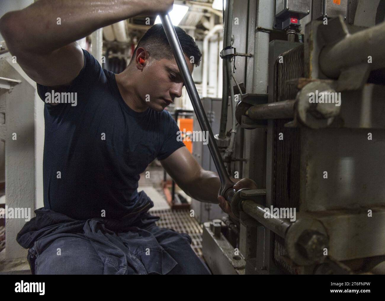USS STOUT (DDG 55) ENGINEERING DEPARTMENT 160707 Stock Photo - Alamy