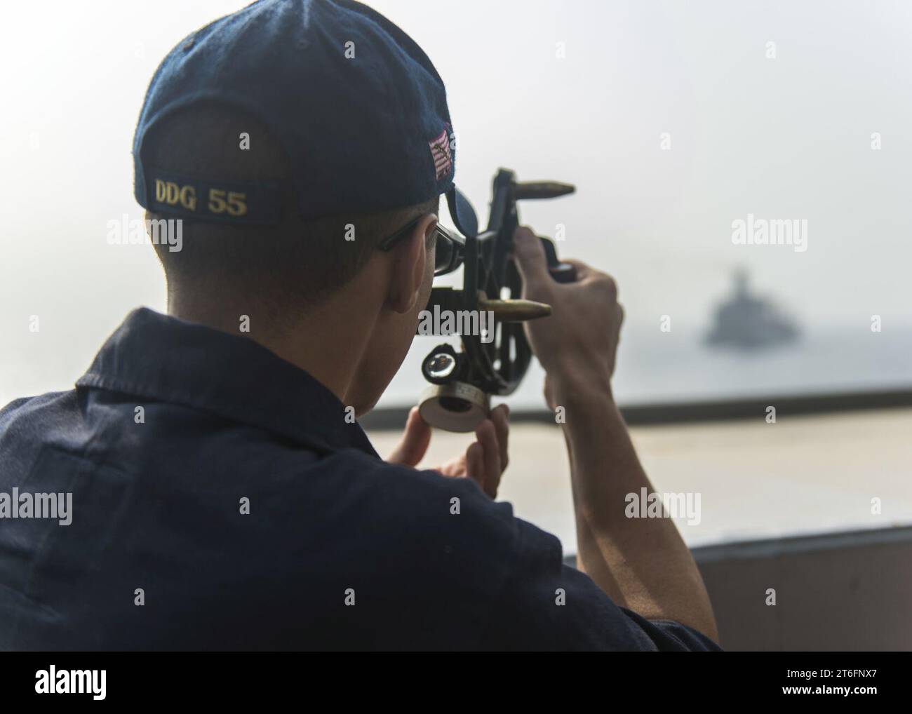 USS STOUT (DDG 55) REPLENISHMENT-AT-SEA 160725 Stock Photo - Alamy