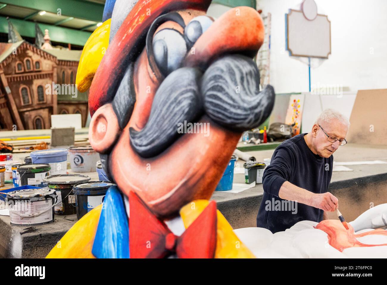 Mainz Mombach, Germany. 09th Nov, 2023. Franz Pfuff, an employee of ...