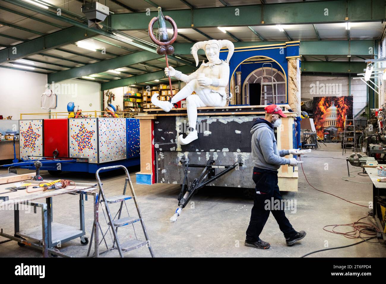 Mainz Mombach, Germany. 09th Nov, 2023. An employee of float builder ...