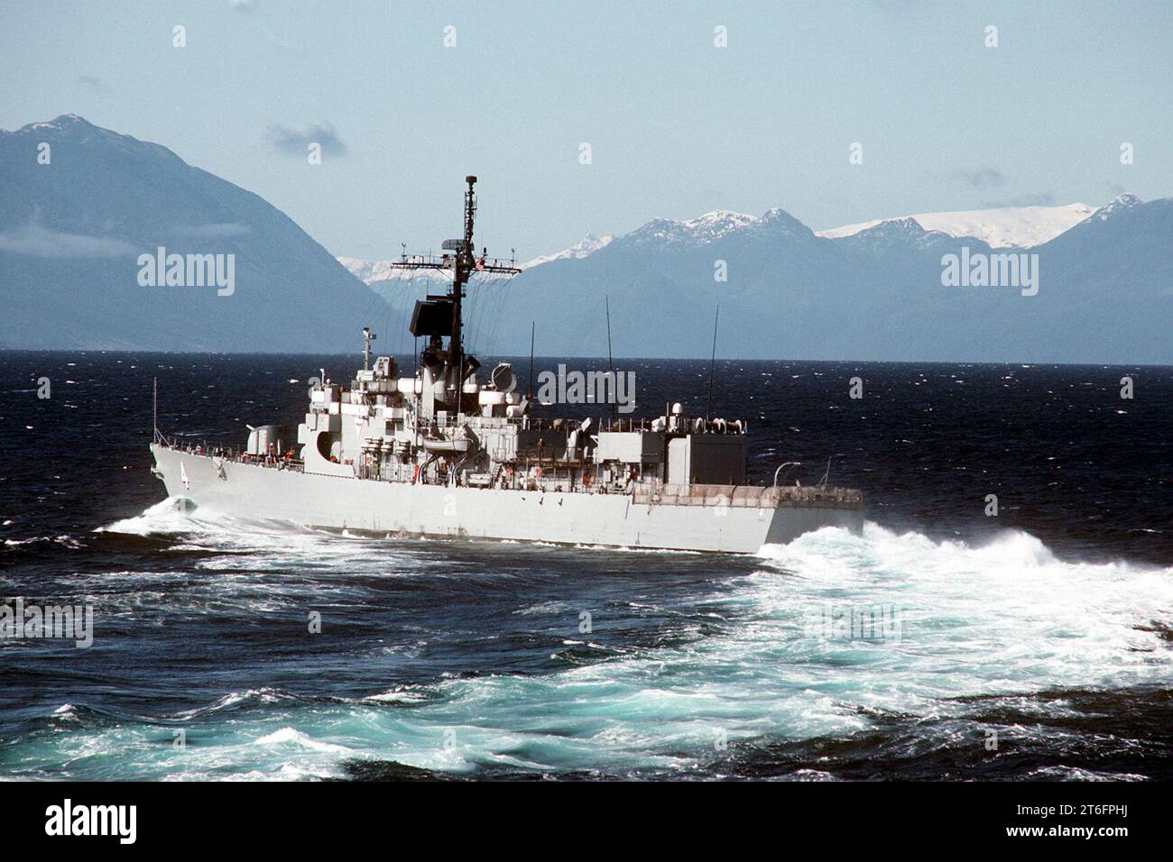 USS TALBOT (FFG-4) executing a high speed turn Stock Photo - Alamy