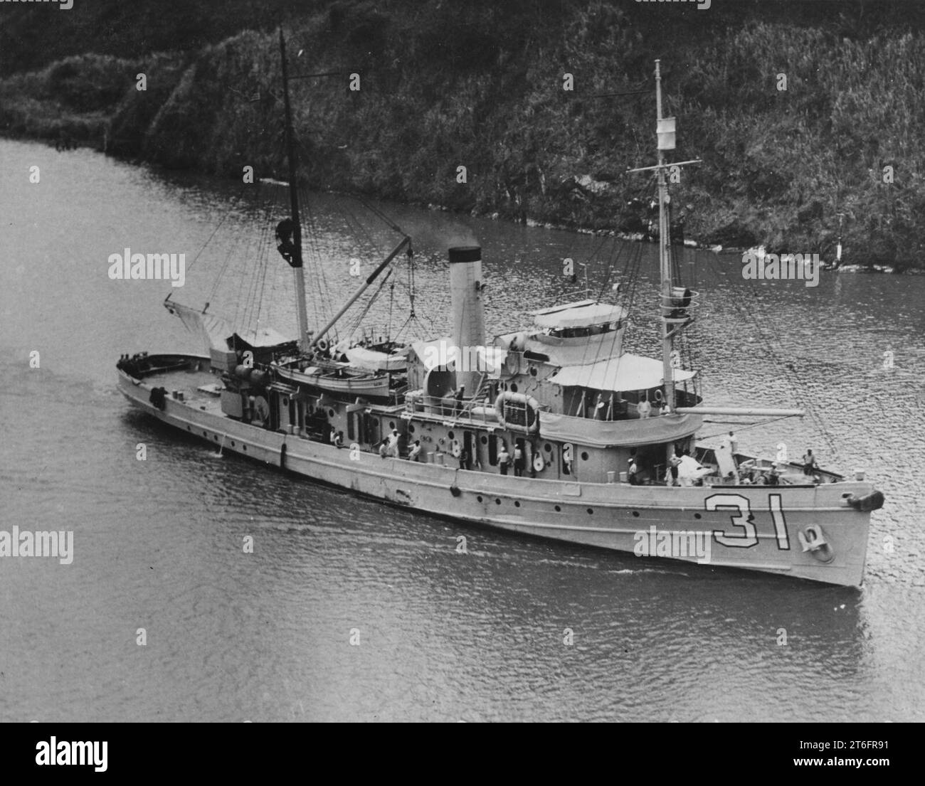 USS Tern (AM-31) passing through the Panama Canal in the 1930s Stock ...
