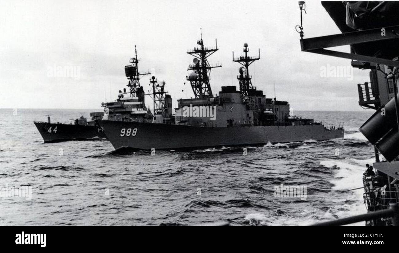 USS Thorn (DD-988) and USS William V. Pratt (DDG-44) underway in the ...