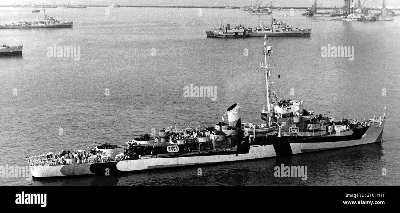 USS Thornhill (DE-195) at anchor off New York City (USA), 10 July 1944 ...