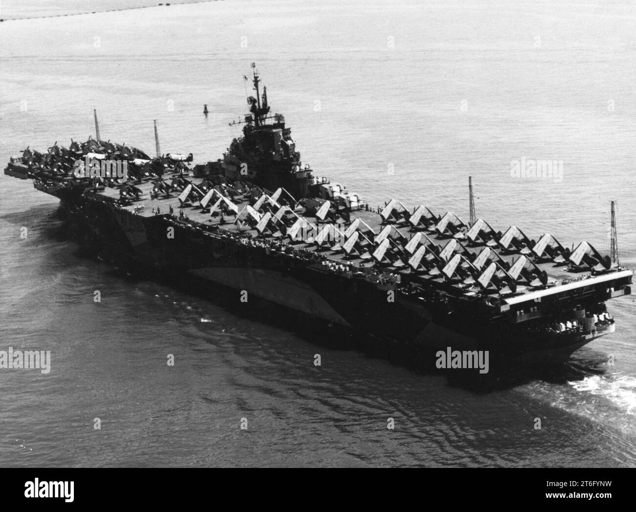 USS Ticonderoga (CV-14) underway in Hampton Roads on 26 June 1944 Stock ...