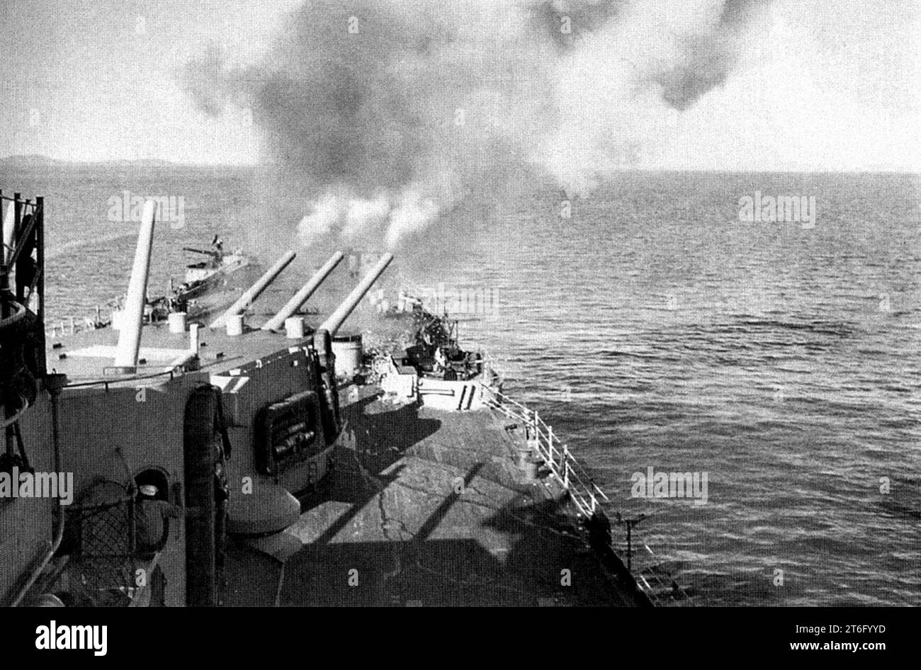 USS Toledo (CA-133) fires at targets at Inchon, in September 1950 Stock ...